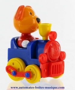 Mechanical automaton animal : Dog driving a locomotive made of plastic.